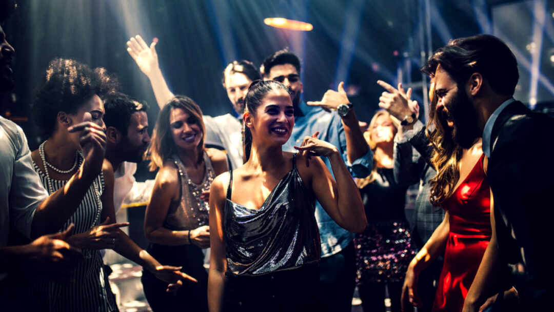 Llegó la hora de “mover el esqueleto” … Estas son las discotecas ...