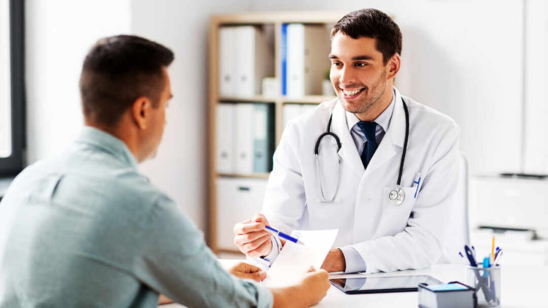 ¡De locos! ¿Cuánto ganan los médicos alrededor del mundo? | QPASA