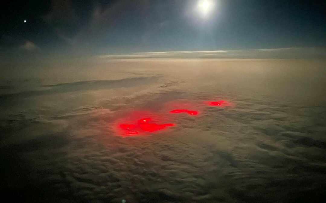 ¡De no creer! Misterioso resplandor rojo aparece sobre el Océano | QPASA