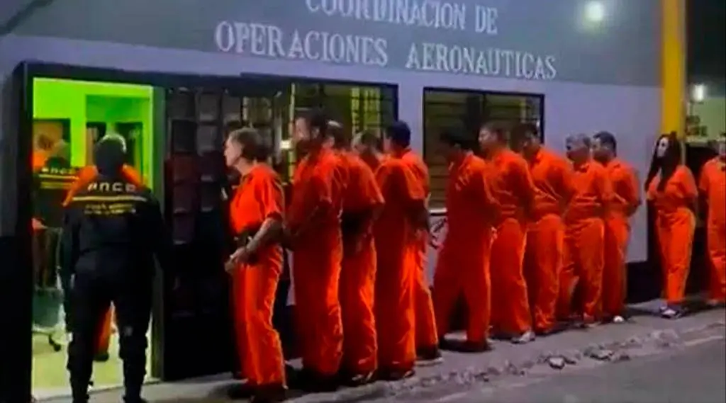 Ahora Maduro quiere ser como Bukele mostrando sus presos con uniforme ...