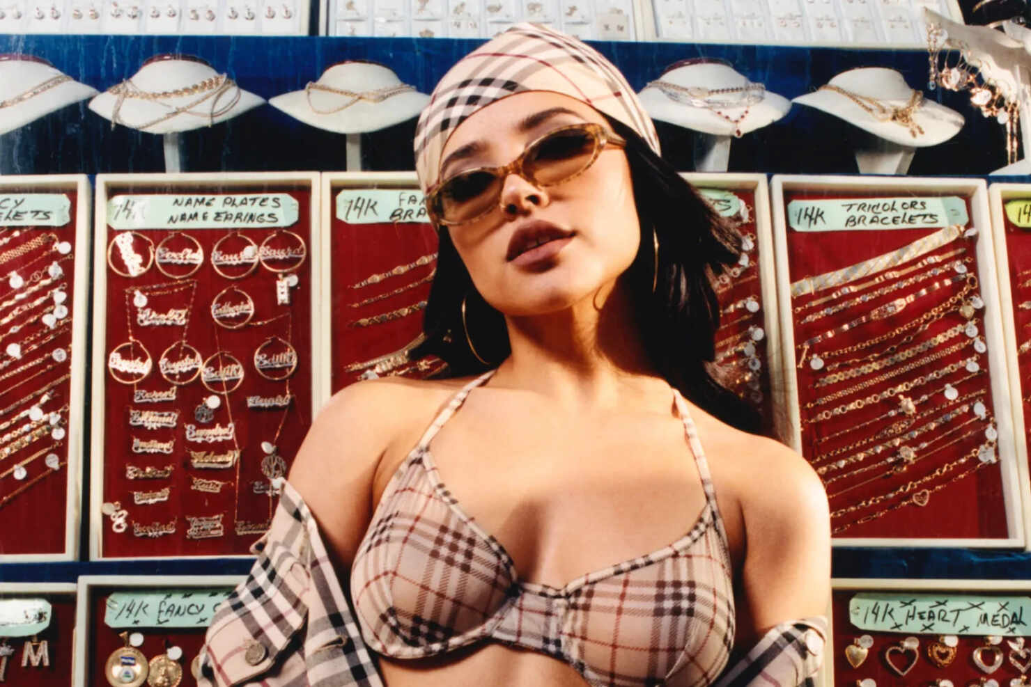 Becky G Rompe Fronteras con 'Esquinas': Su Debut en el Regional Mexicano | QPASA