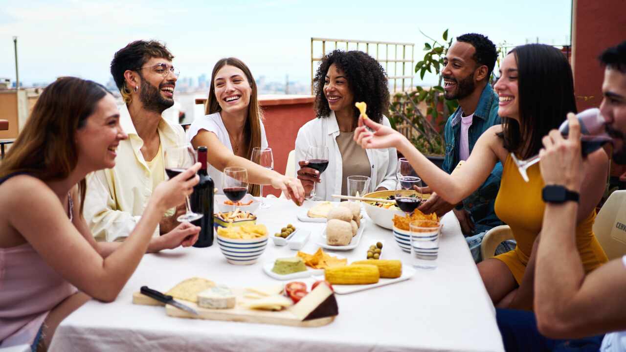 Ahora hay personas que pagan por comer con desconocidos para no ...