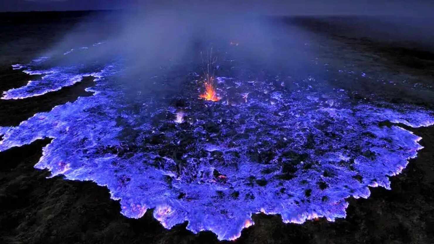 Esta es la impresionante lava azul de un volcán en Indonesia | QPASA