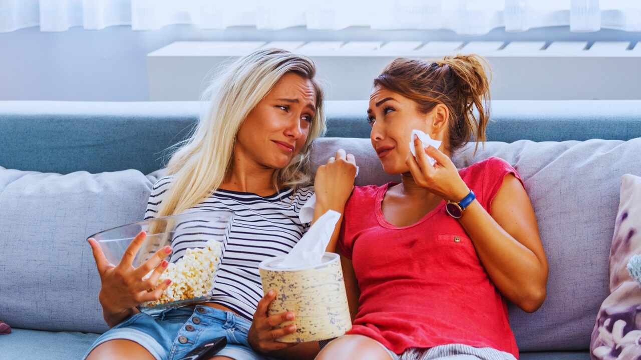 Estudio confirma que chismear mejora tu salud social y emocional | QPASA